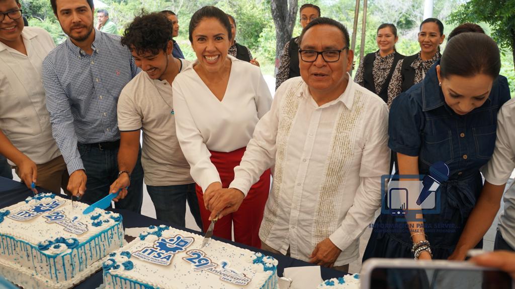 Felicita Fanny Arreola al Tecnológico de Apatzingán por su 29 aniversario